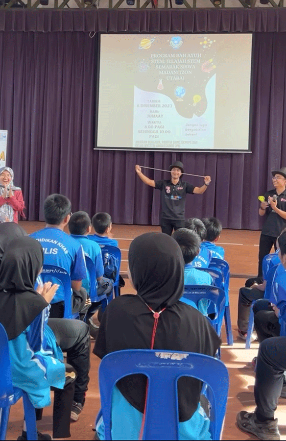Sementara itu, Ketua Pasukan Kelab My STEM Ambassador UPM, Ahmad Danish ...